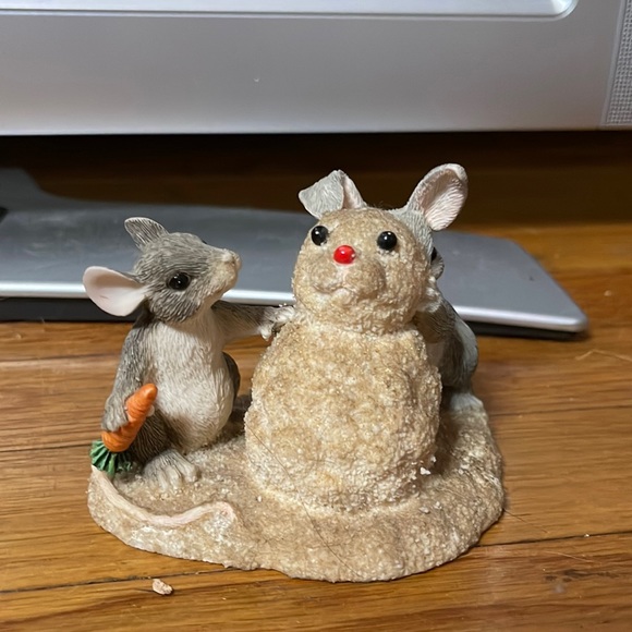 Charming Tails | Accents | Charming Tails Sylvestribuilding A Snowbunny ...